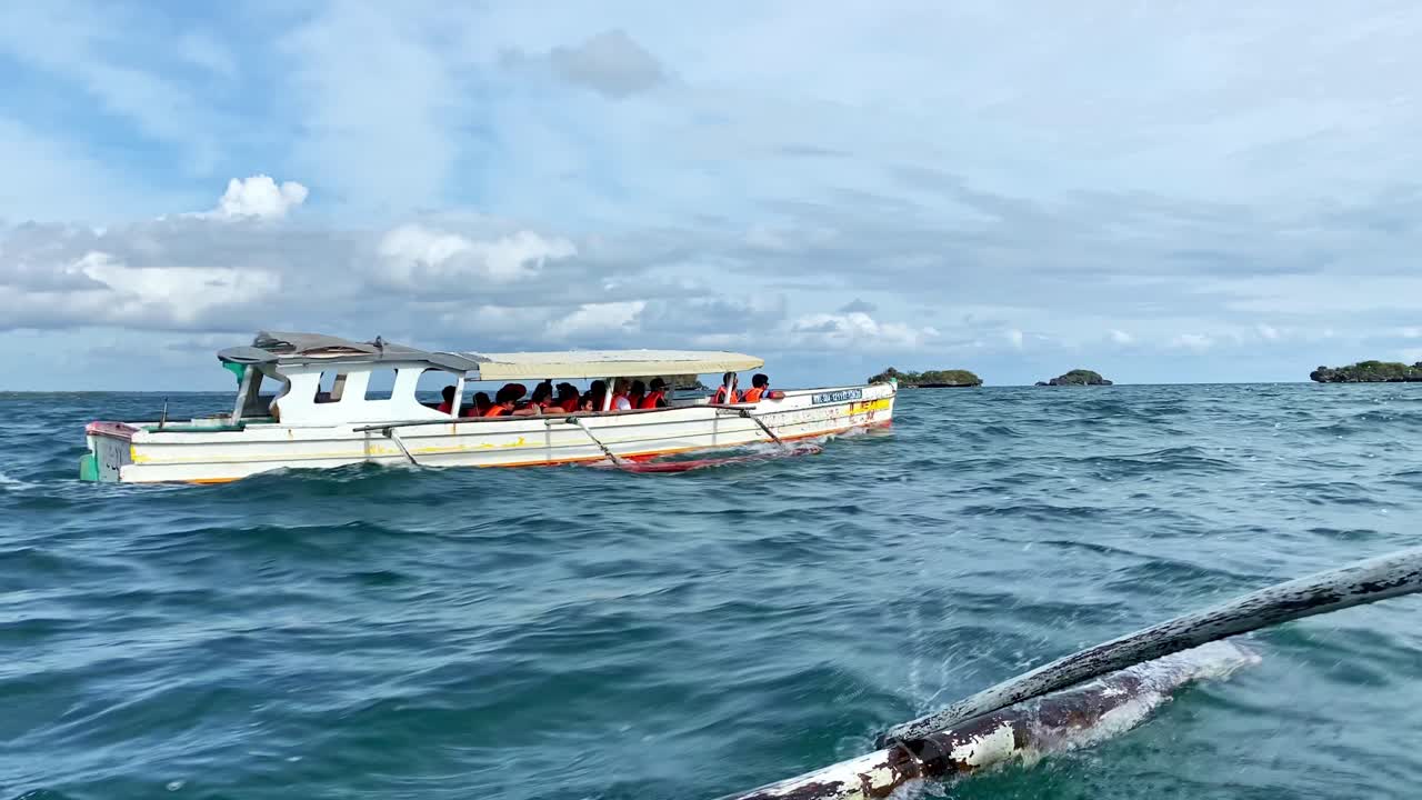 Descarga Gratis Vídeos De Stock De Barcos Bangka Filipinos Recorriendo ...