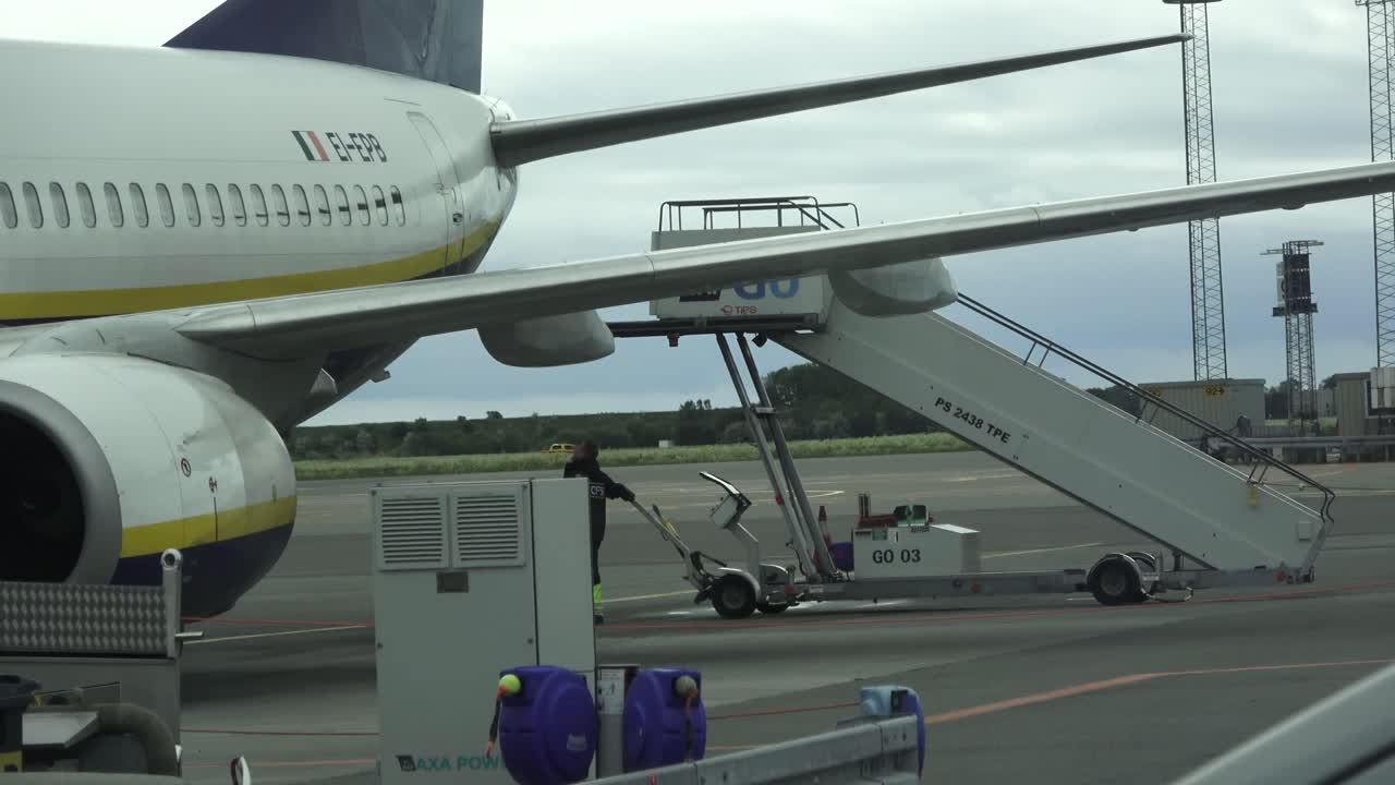 Landing And Take-offs Of Aircraft, Checking Disembarkation And Landing ...
