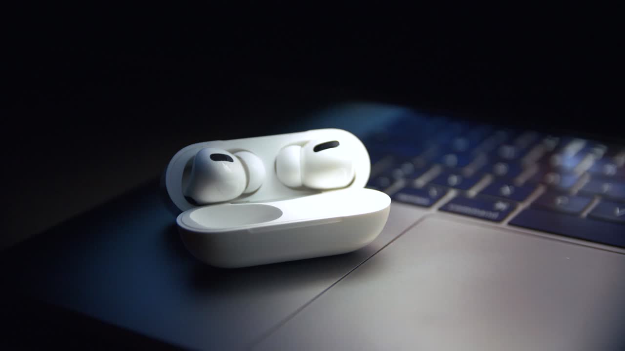 Vídeo Premium - Apple airpods pro brillando con luz blanca y acostado ...