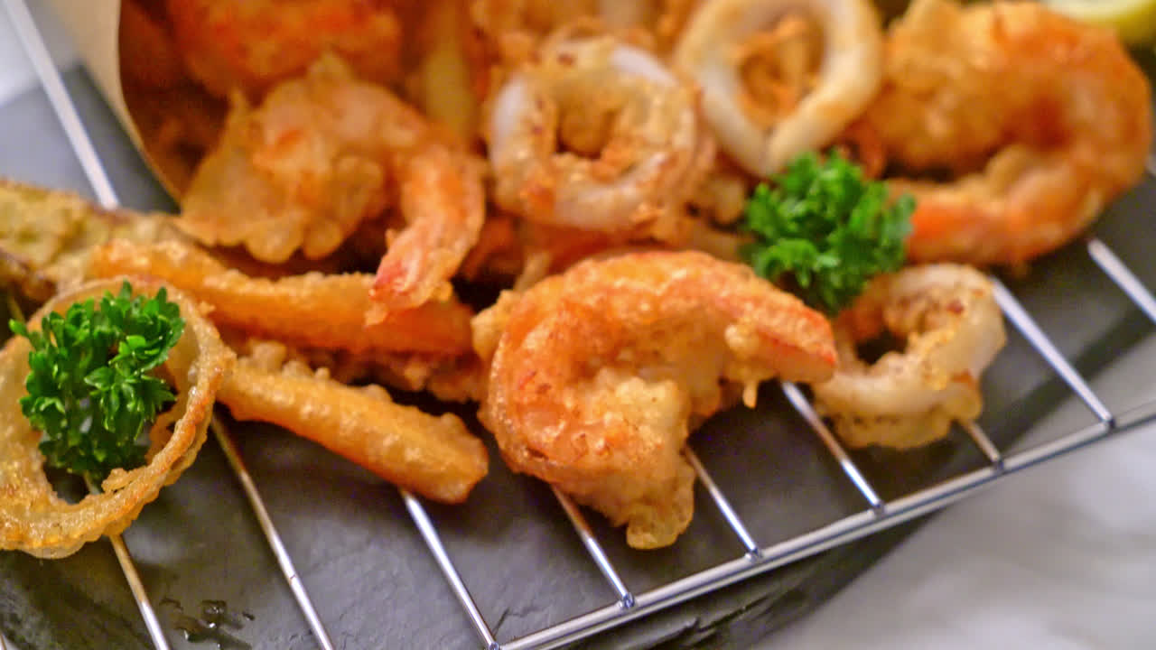 Vídeo de arquivo Premium - Frutos do mar fritos com mix de vegetais