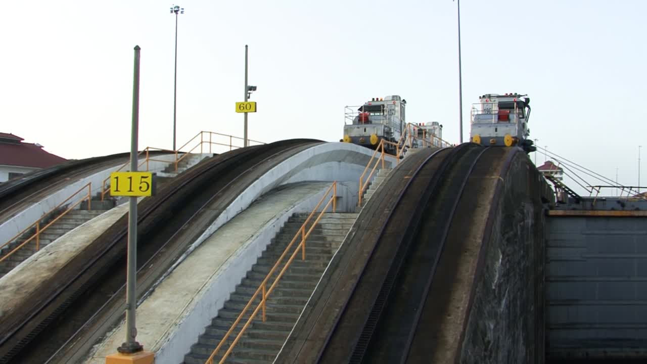 Locomotives Up The Slope Pulling The Ship At Gatun Locks, Panama Canal ...