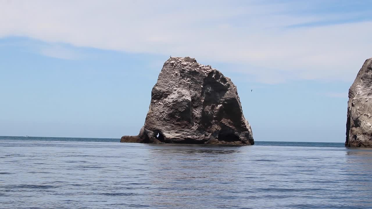 Vídeo Premium - Roca gigante en el agua punta bufeo