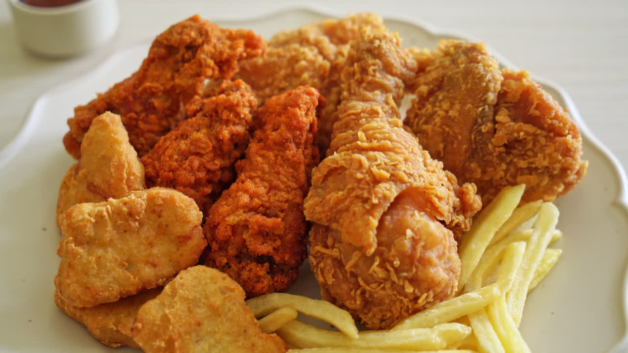 Descarga Gratis Vídeos De Stock De Pollo Frito Con Papas Fritas Y ...