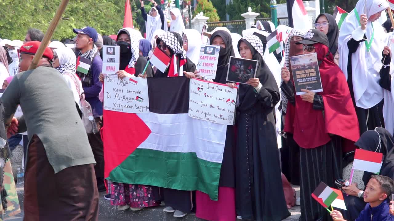 Muslim People Holding Palestinian Flags And Paper Saying Peace Free ...