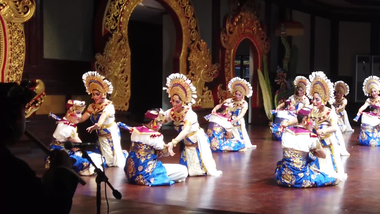 Balinese Female Dancers Performs Janger Bali Dance, Traditional Clothes ...