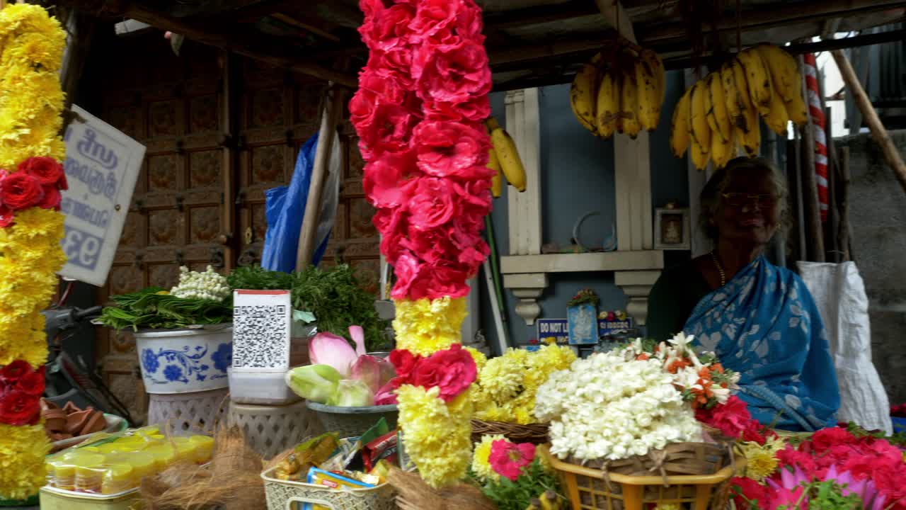 Indian Street Vendors Accept Digital Payments Using UPI QR Code Scanner ...