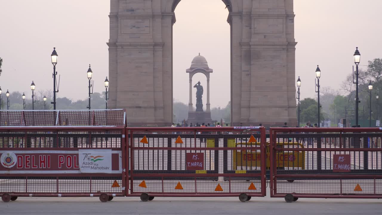 Delhi Police Barricades Stand At The Entrance Of India Gate, Kartavya ...