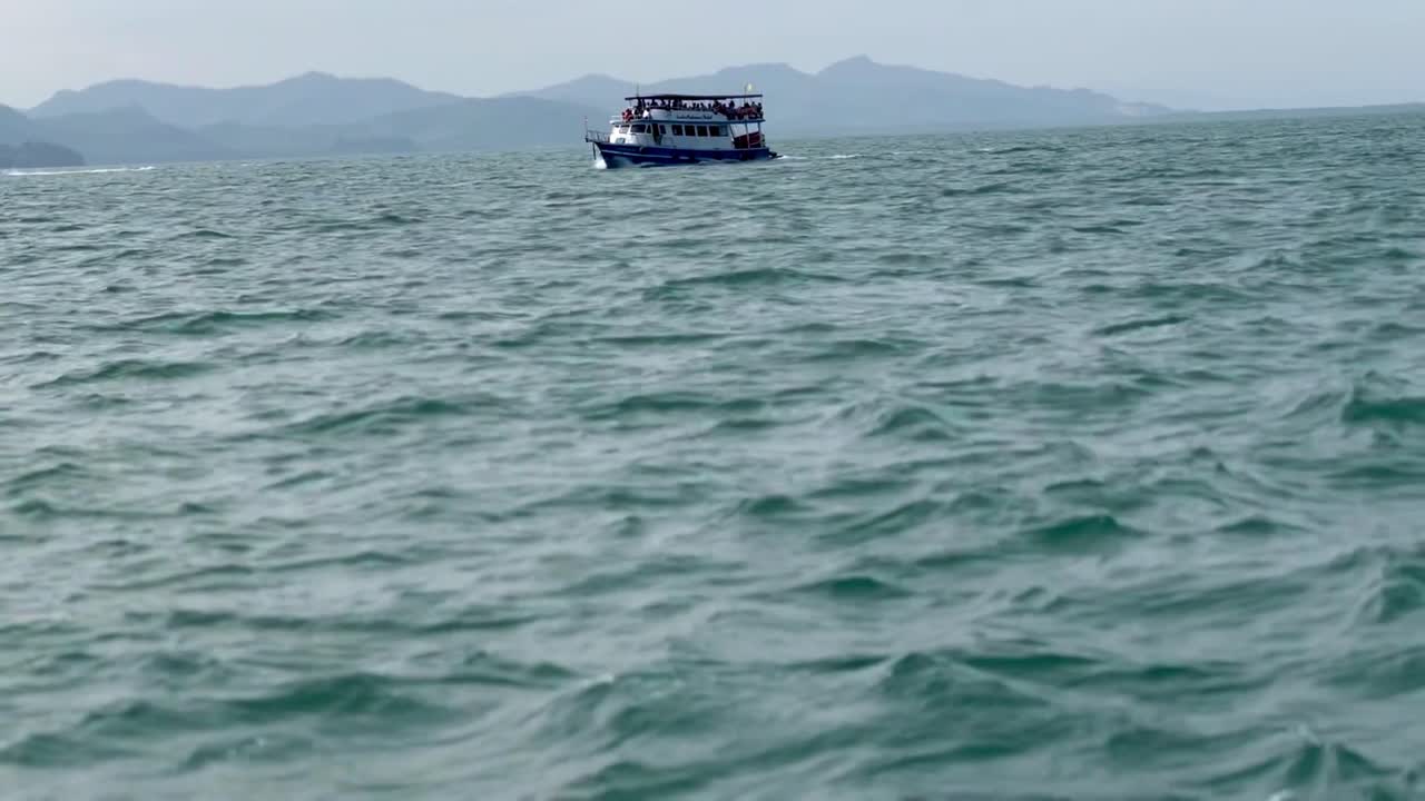 Descarga Gratis Vídeos De Stock De Plano Amplio De Un Barco Flotando En ...