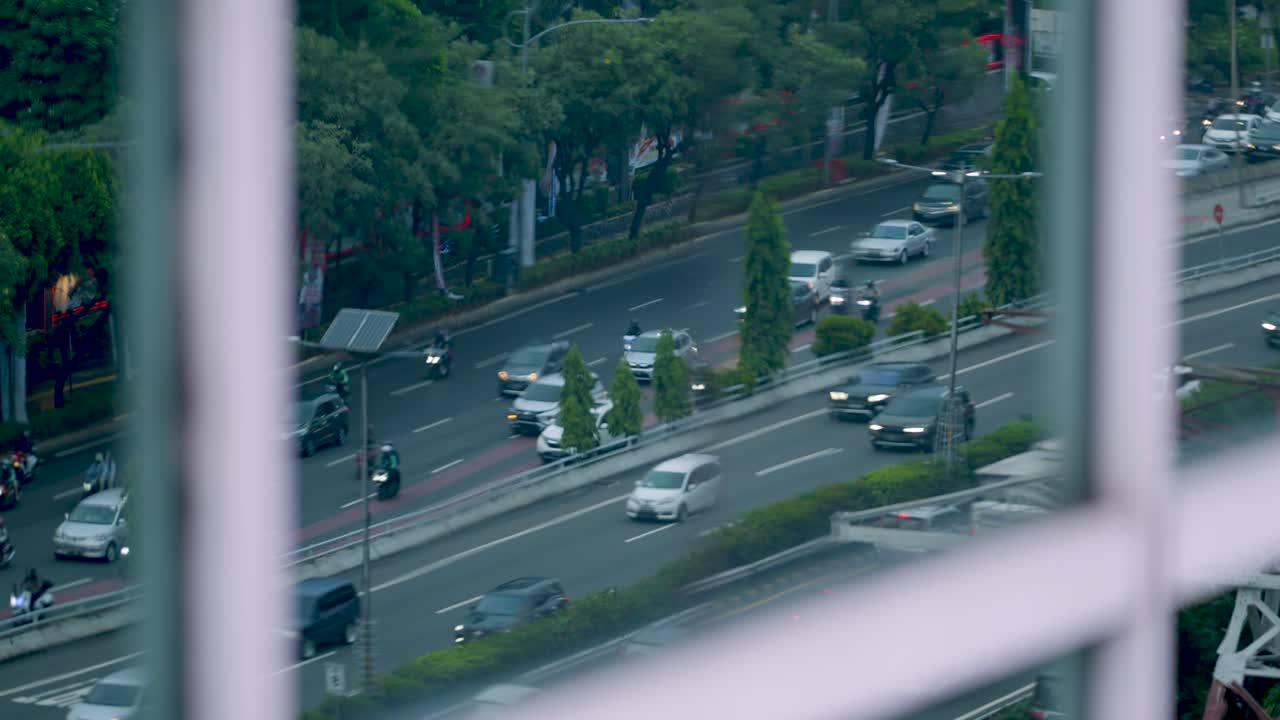 Pull Focus Shot Of Traffic Reflections In Skyscraper Window Free Stock ...