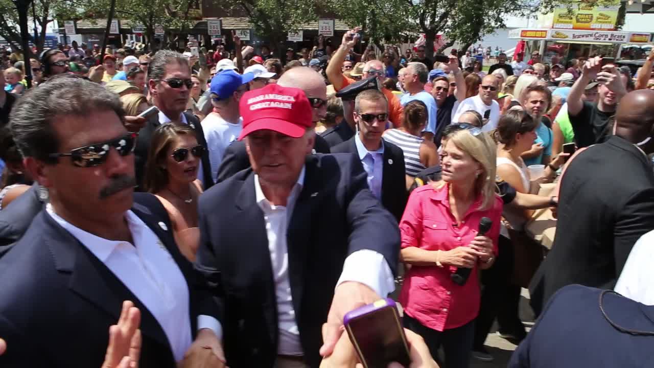 Presidential Candidate Donald Trump Walks Through A Crowd Of Supporters ...