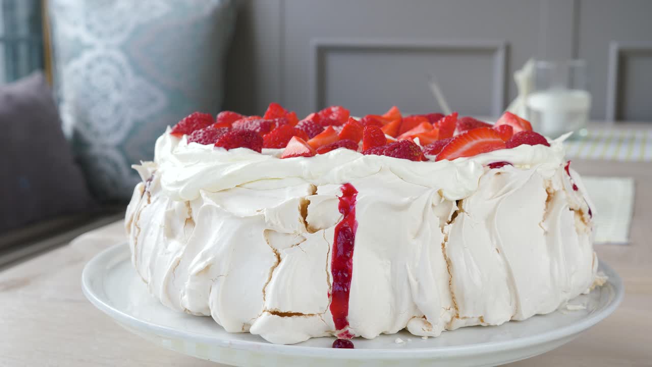 Vídeo Premium - Pavlova enorme: un postre de merengue con una corteza ...