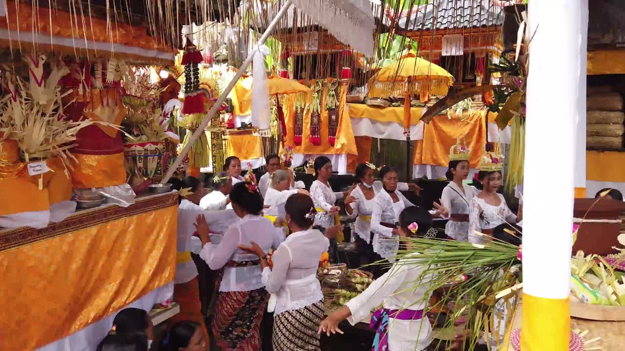 The Graceful And Sacred Rejang Renteng Dance In The Ngeteg Linggih ...