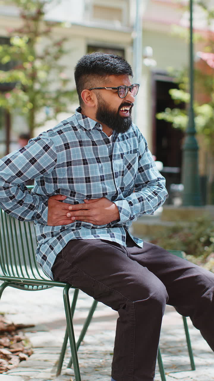 Vídeo de arquivo Premium - Homem indiano sentimento súbito forte ...