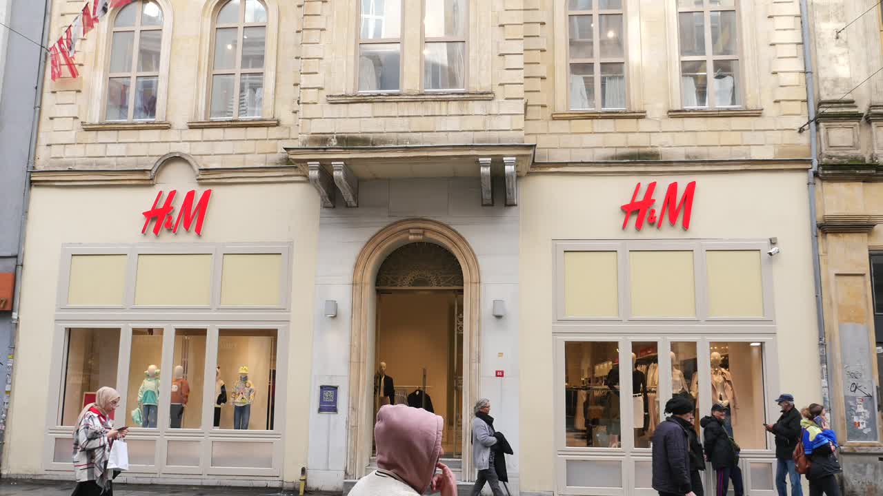 Premium stock video - A storefront for the clothing retailer h&m