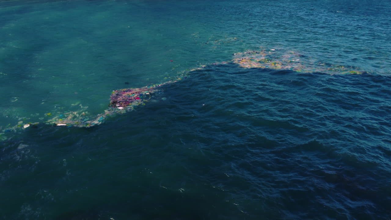 Floating Trash In The Oceans Of Vietnam With Plastic Waste Free Stock ...