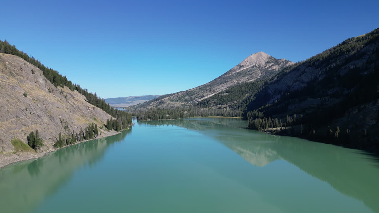 Stillness Of Water With Reflections Over Lower Green River Lakes In ...