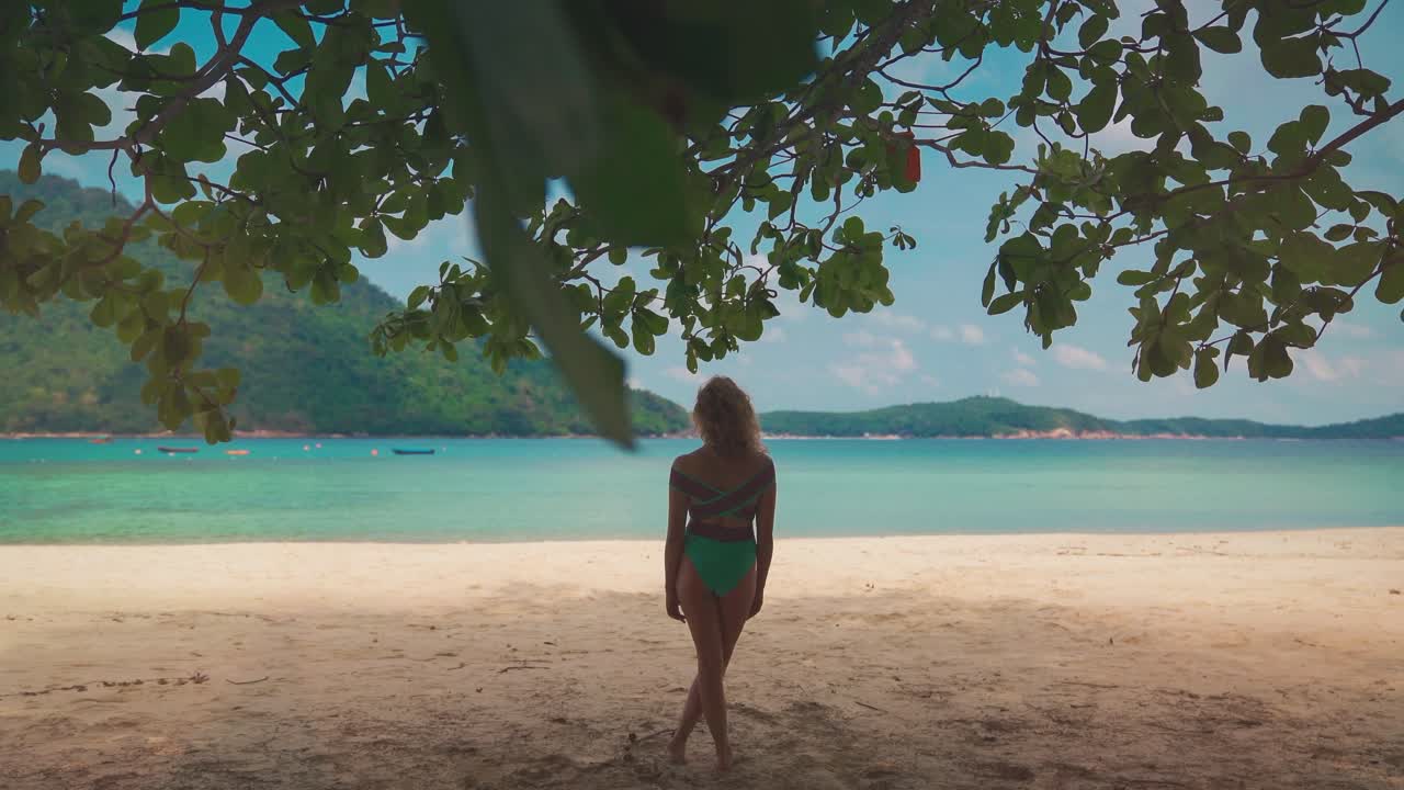 A beautiful 4K UHD Cinemagraph of a tropic seaside beach at Perhentian ...
