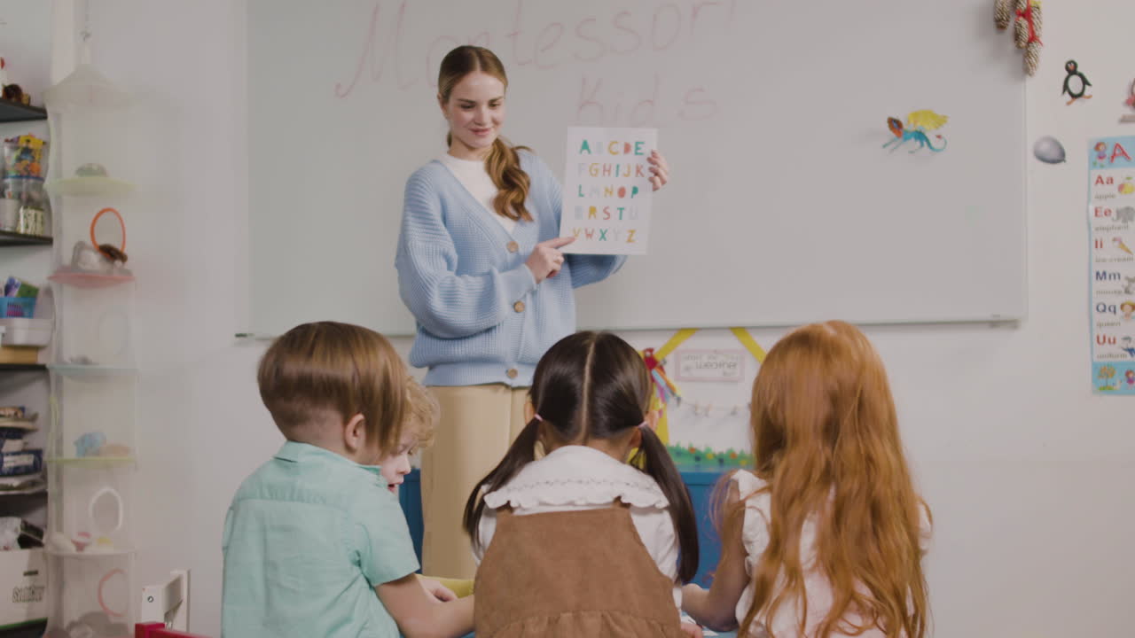 Descarga Gratis Vídeos De Stock De Profesora Enseñando Letras Del ...