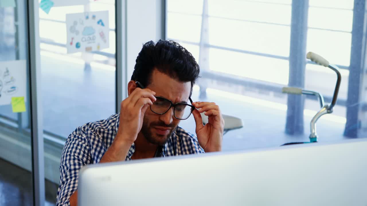 Premium stock video - Frustrated executive working on desktop pc 4k