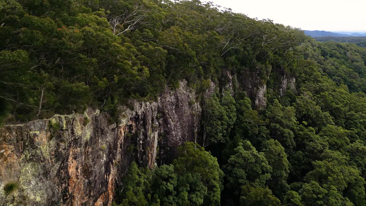 Vídeo de arquivo Premium - Da esquerda para a direita sobre cliff face ...