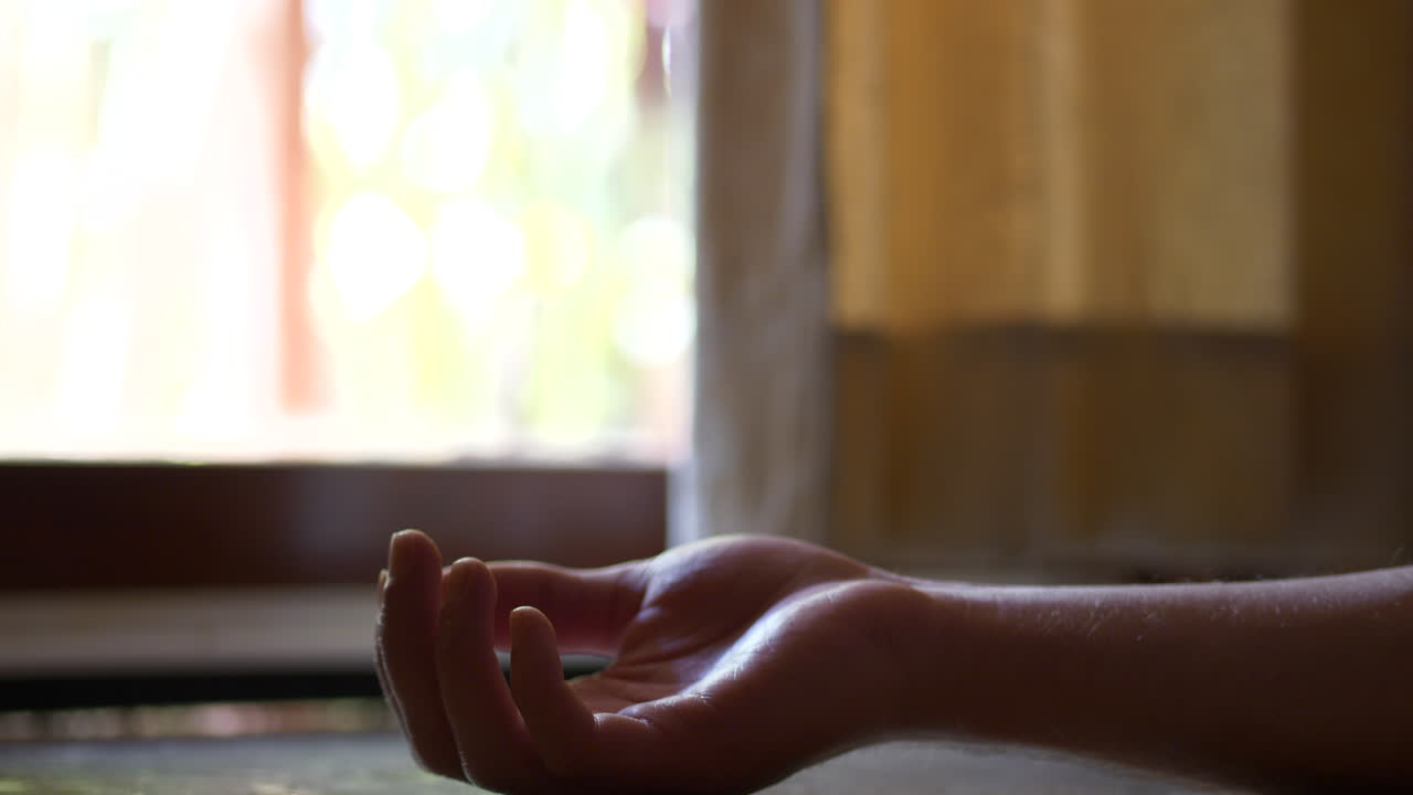 Descarga Gratis Vídeos De Stock De Mano Sin Vida En El Suelo, Palma ...
