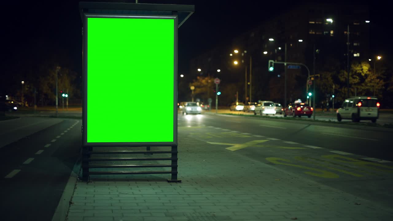 Parada de autobús publicidad cartel pantalla verde por la noche | Vídeo ...
