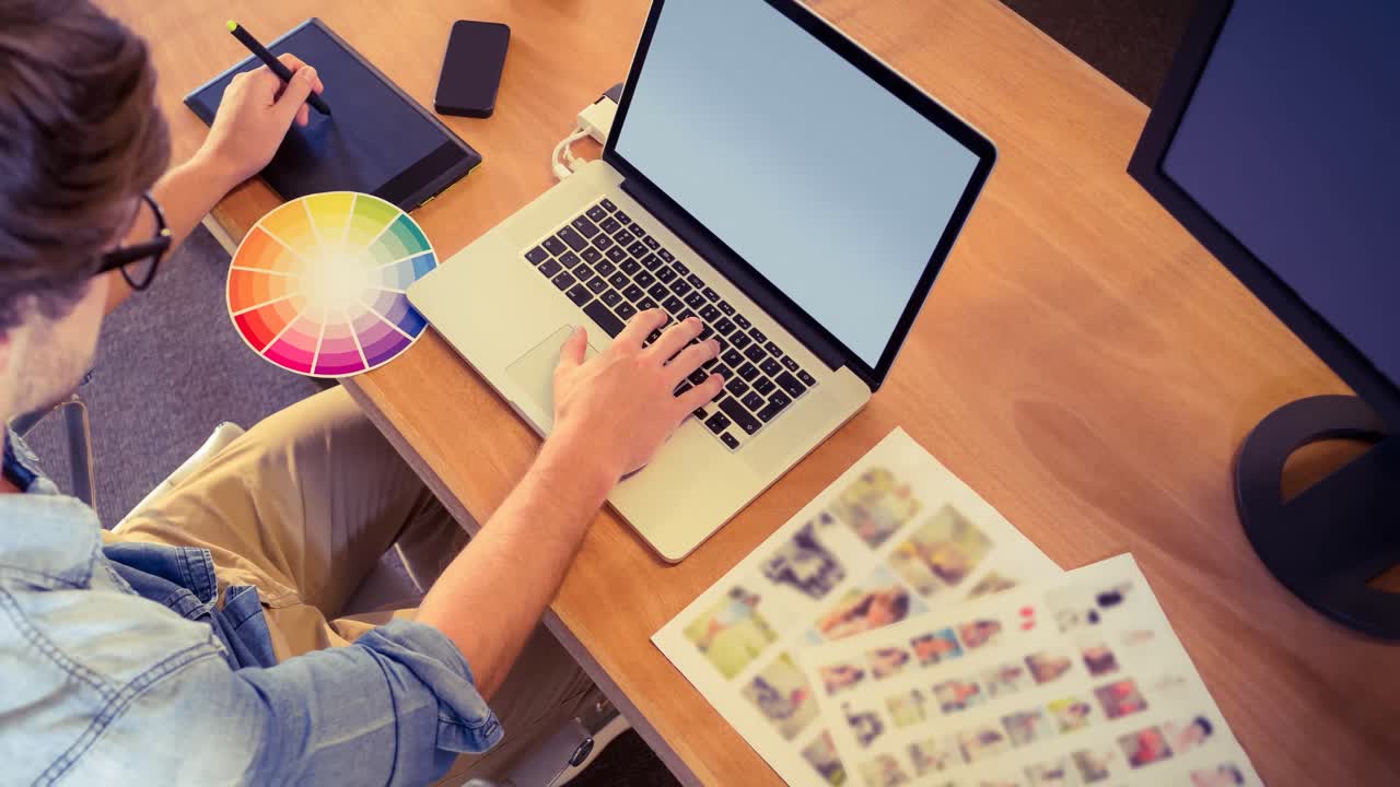 Vídeo Premium - Animación de un diseñador de moda que trabaja en un ...