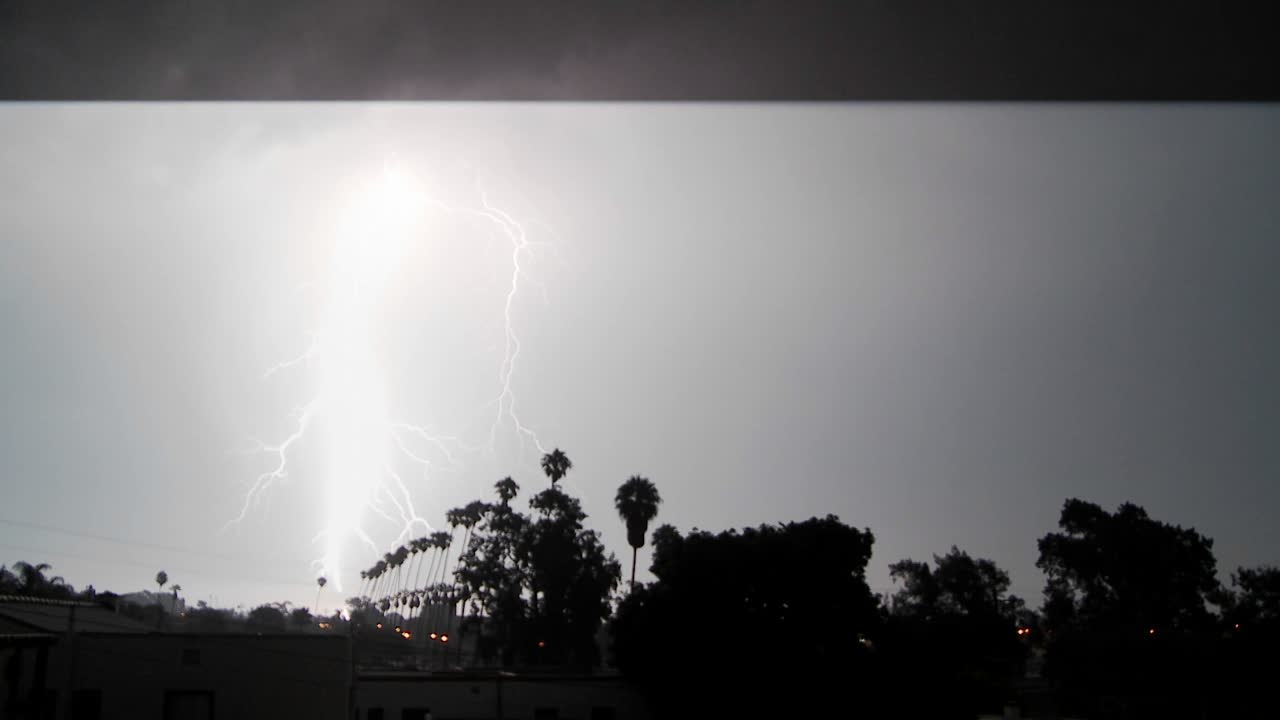 lightning strikes during a thunderstorm 7 | freepik