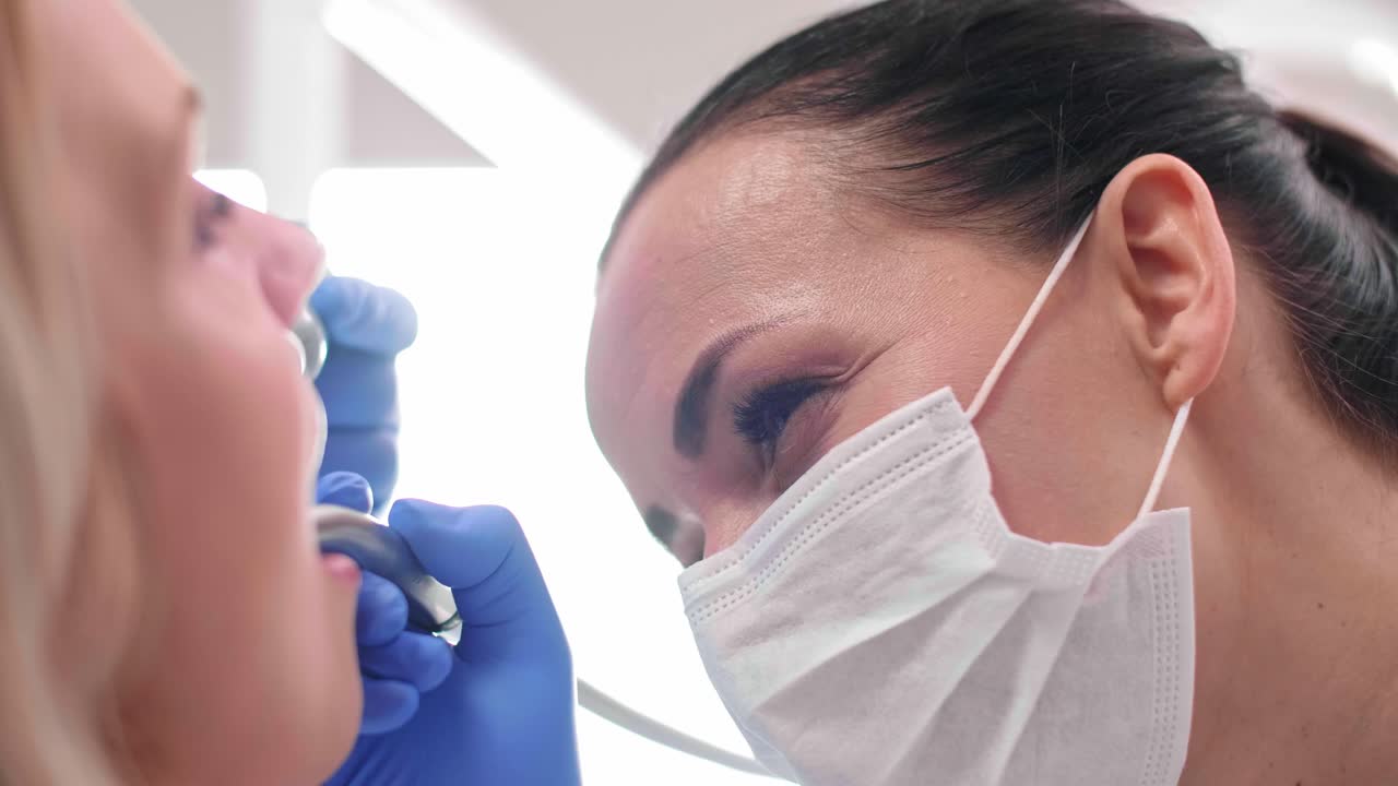 Vídeo Premium - Dentista con taladro dental limpiando los dientes del ...