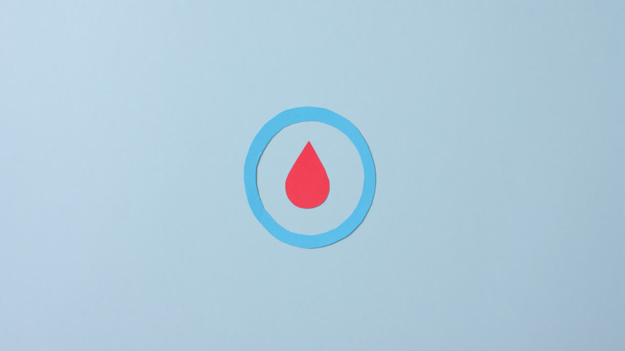 Vídeo de arquivo Premium - Close-up de gota de sangue em círculo azul ...