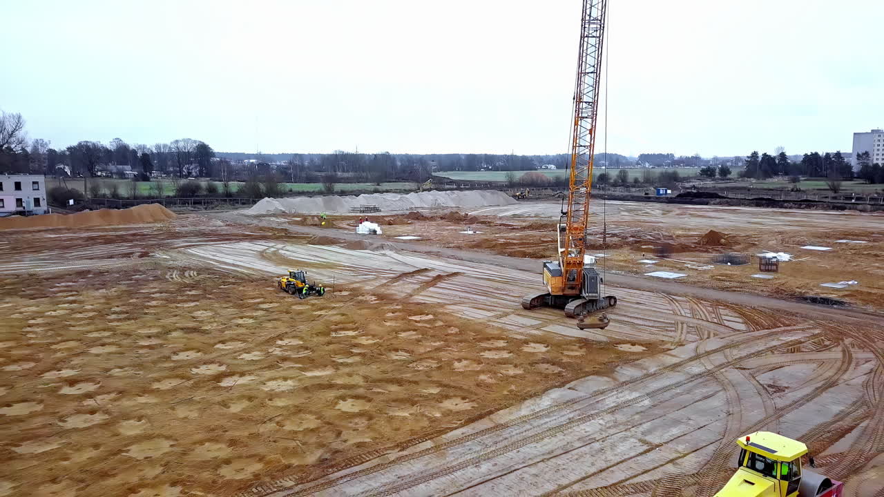 Vidéo de stock Premium - Compactage dynamique du sol - une grande grue ...