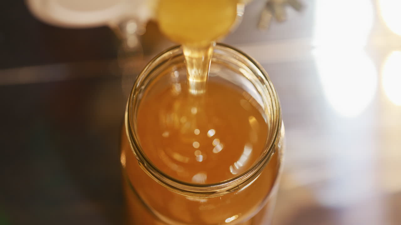 Vídeo Premium - Primer plano de un frasco lleno de miel saludable