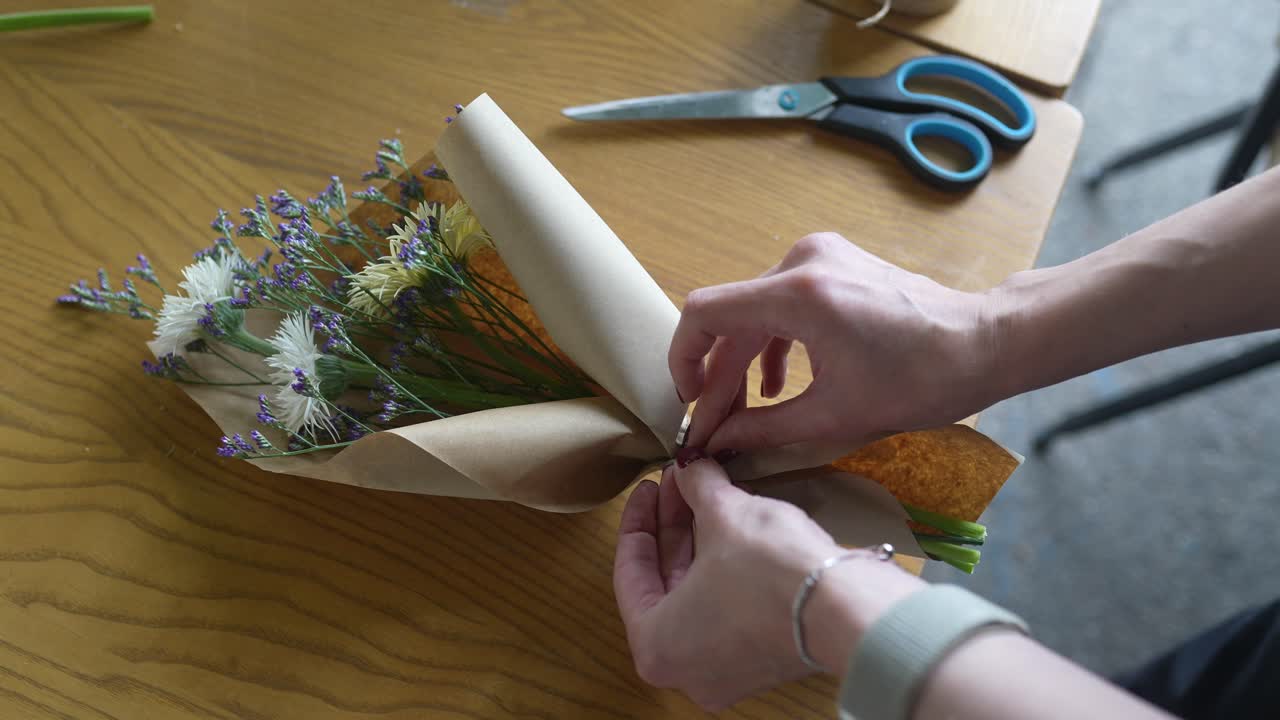 flower bouquet wrapping tutorial | freepik