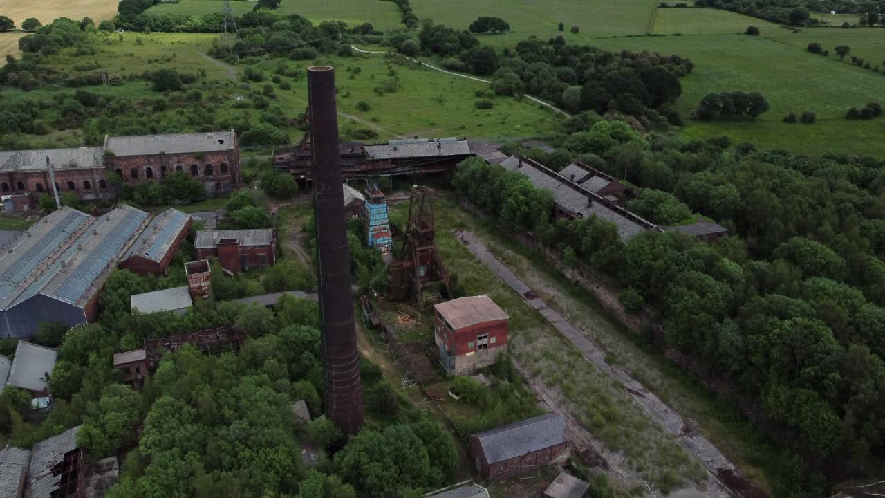 Vidéo de stock Premium - Ancienne mine de charbon abandonnée envahie ...