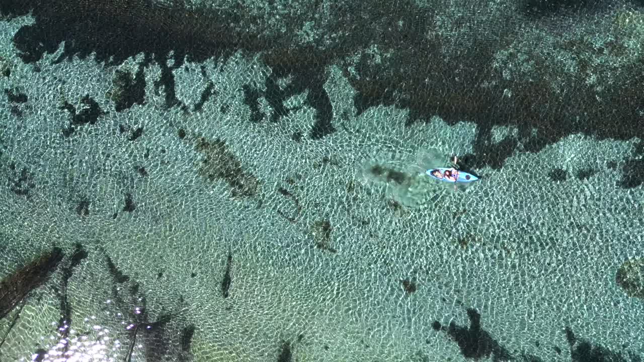 Descarga Gratis Vídeos De Stock De Kayak En Las Aguas Cristalinas De ...