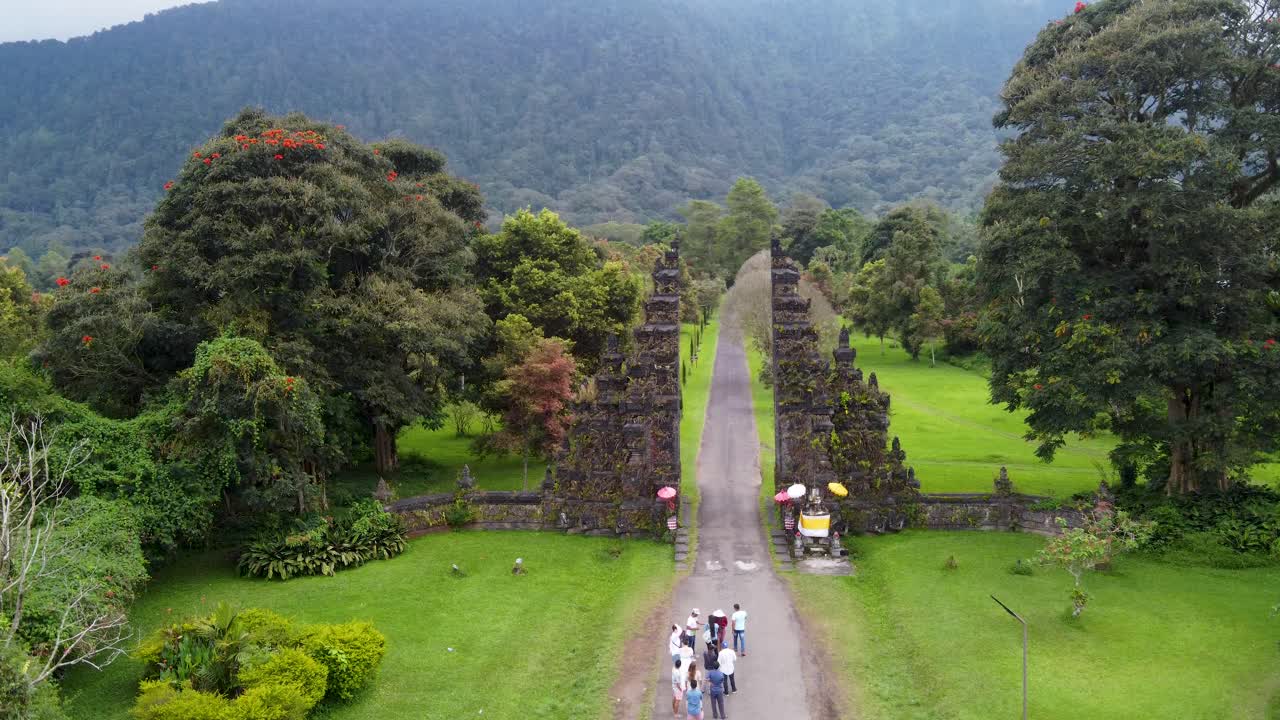 Tourists at handara gate in bali queue up in line to take the perfect ...