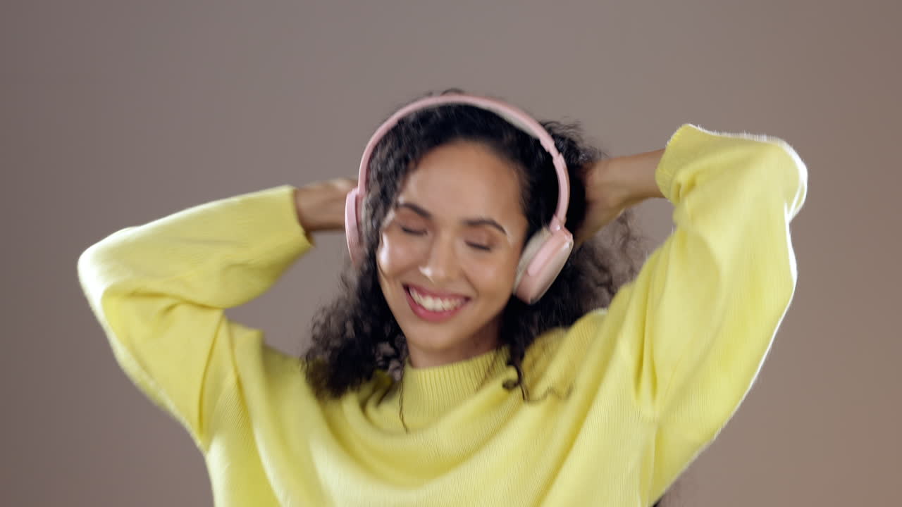 Vídeo de arquivo Premium - Fones de ouvido de música, dança e mulher ...