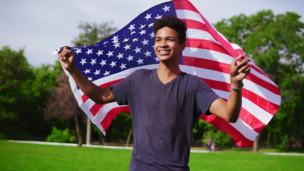 Vídeo Premium - Atractivo hombre afroamericano sosteniendo la bandera ...