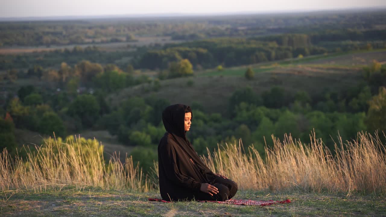 4k black muslim woman praying on the carpet. solat praying on the ...