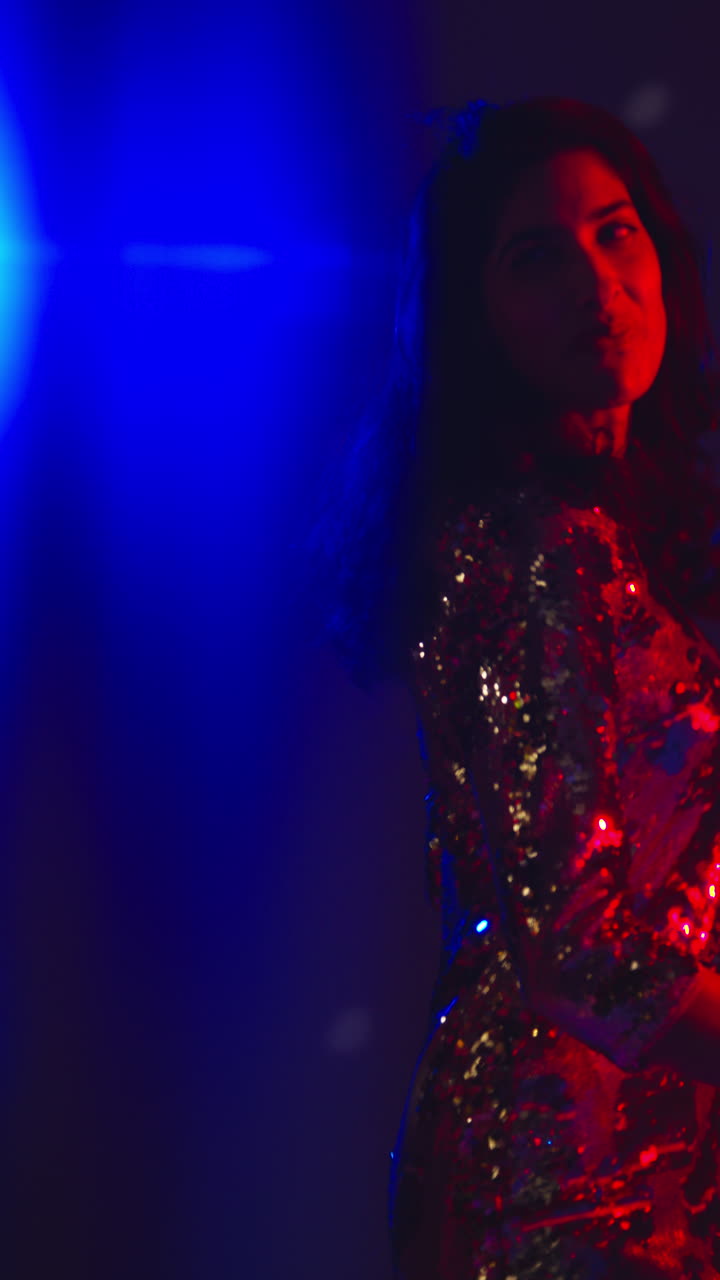 Vídeo Gratis - Video vertical de una mujer en un bar de discoteca o ...