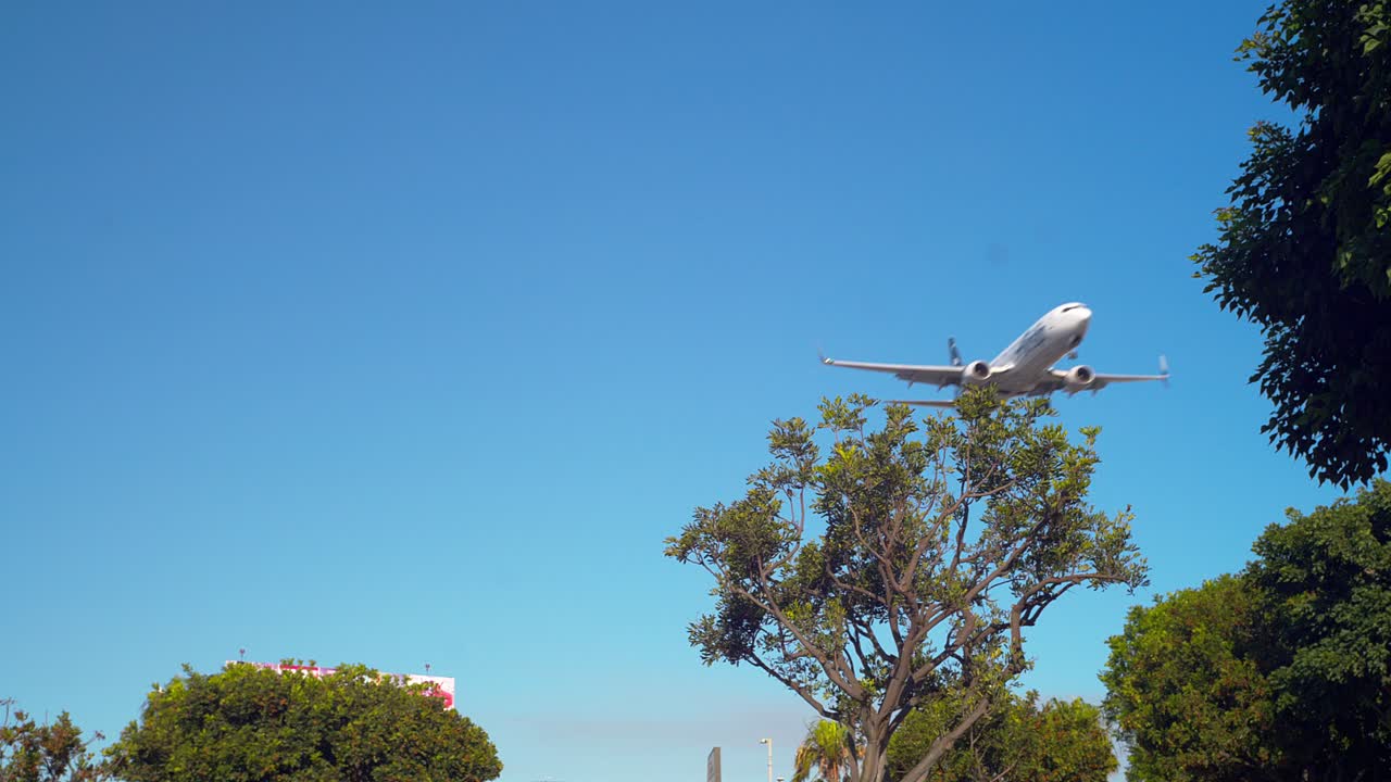 Plane Landing Going Over The Airplane Park Next To In N Out In Los ...