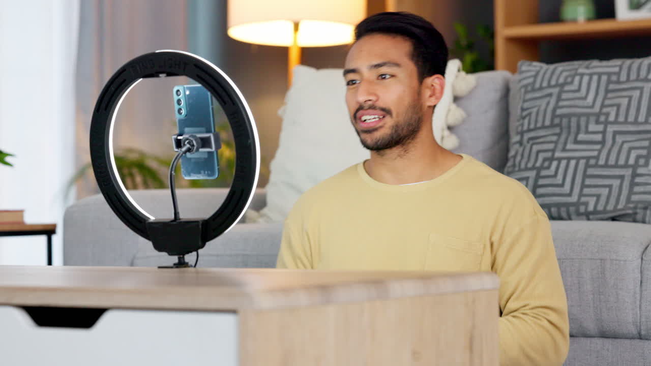 Man using ring light with smartphone for video streaming | Premium ...