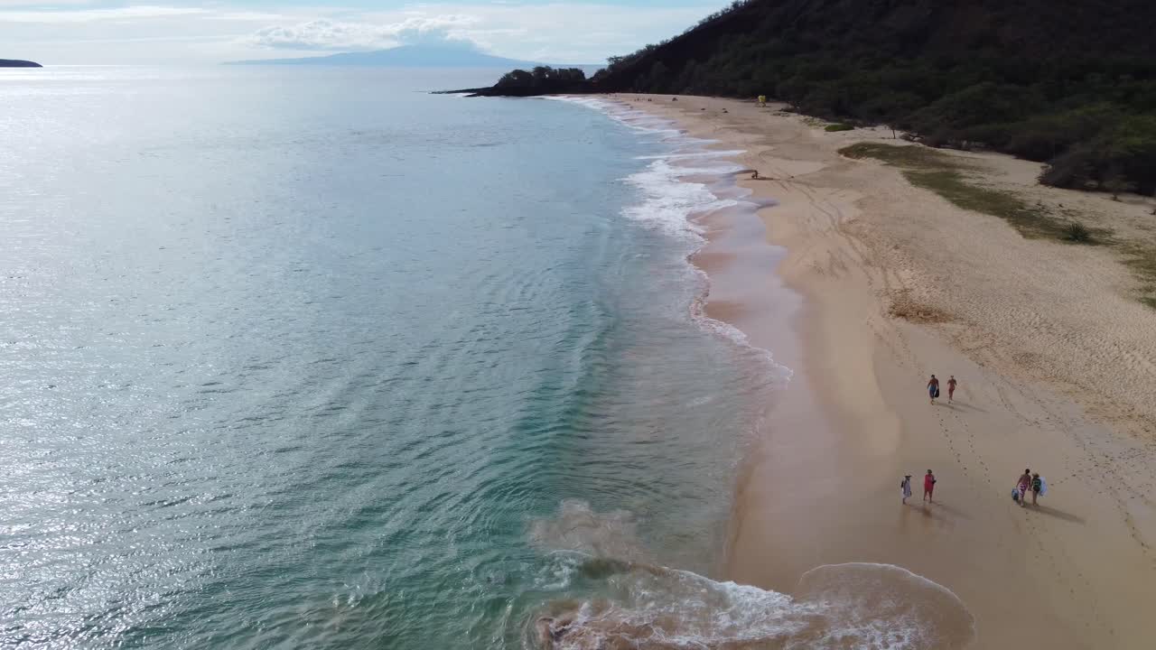 Vidéo de stock Premium - Paradis sur terre, la plus belle plage de maui vue du ciel