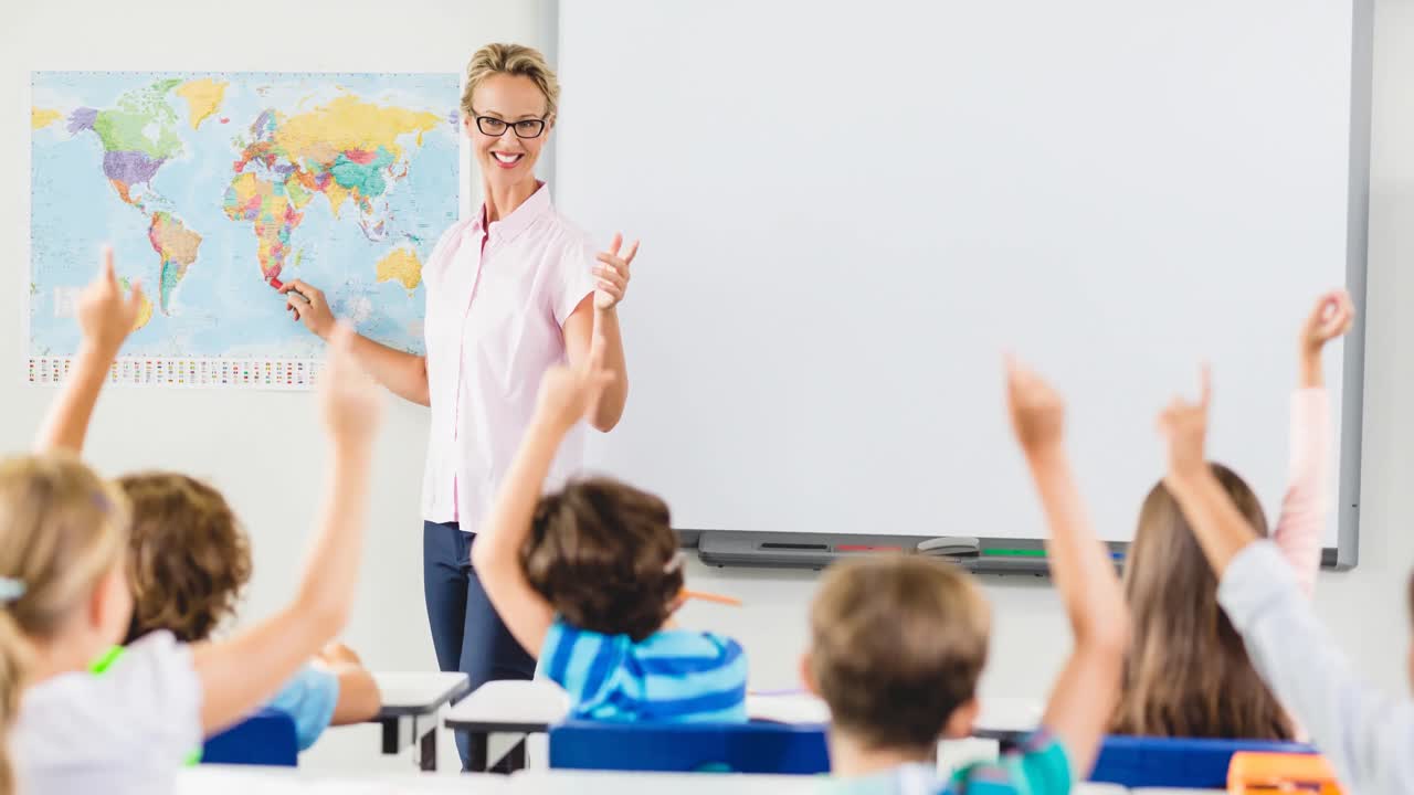 Animation d'une enseignante souriante en classe avec des enfants qui ...