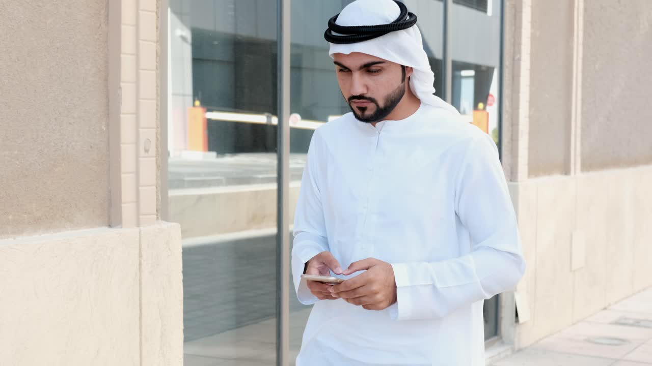Walking Arab man in Kandura dish dash ideal for Middle East concept ...