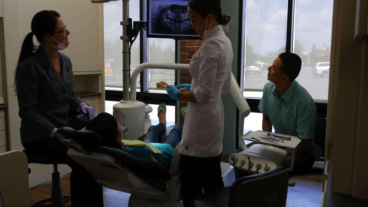 Descarga Gratis Vídeos De Stock De Dentista Femenina Explicando El ...