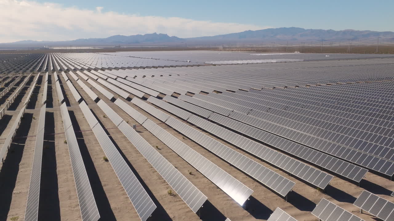 Descarga Gratis Vídeos De Stock De Paneles Solares En Una Granja Solar En El Desierto De Nevada ...