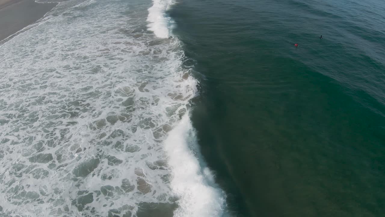 Powerful Ocean Waves Crash In Impact Zone As Ocean Spray Dances Off The ...