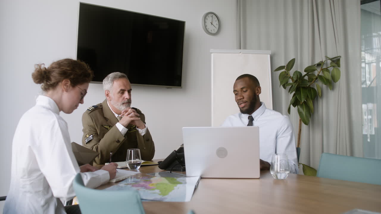 Free stock video - Meeting in a military office