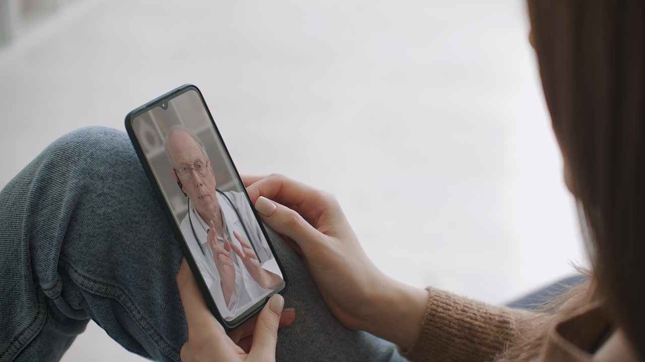 Vídeo Premium - Mujer hermosa chequea posibles síntomas con un médico ...